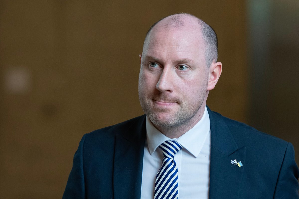 NHS waits fall for the four month in a row but one in nine Scots still ...